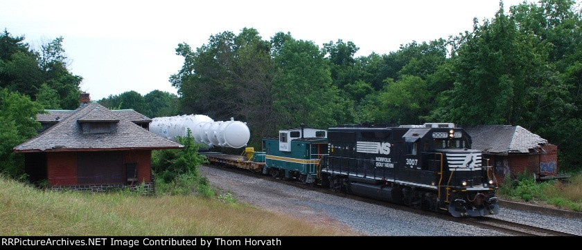 NS 3007 (ex-CR 3285) passes by the ex-RDG Belle Mead station
